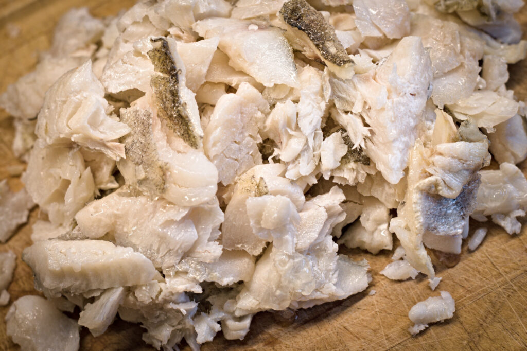 Frokostsalt med hvilling, blødkogte æg og rå løg - Mad med fisk